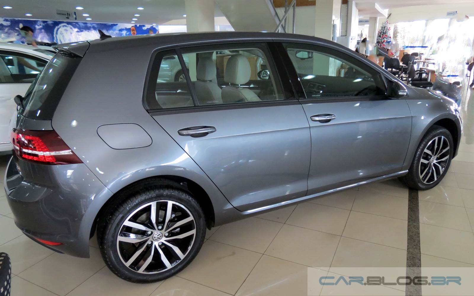 VW Golf 2015 Highline Exclusive: vídeo e detalhes internos