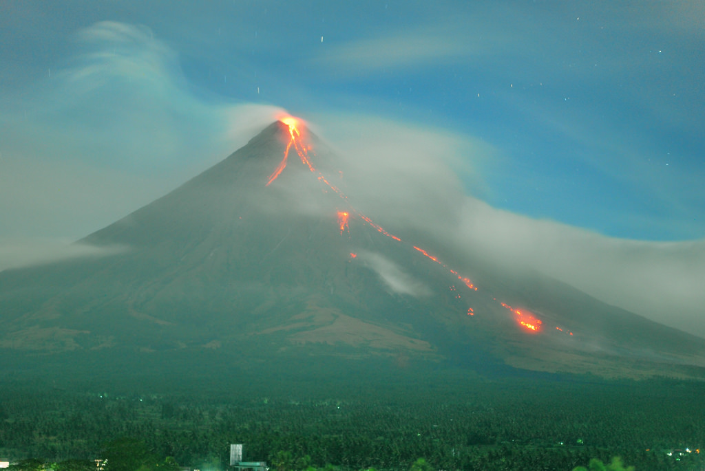 Mayon Volcano 2018 Eruption at Night - Voyager-3