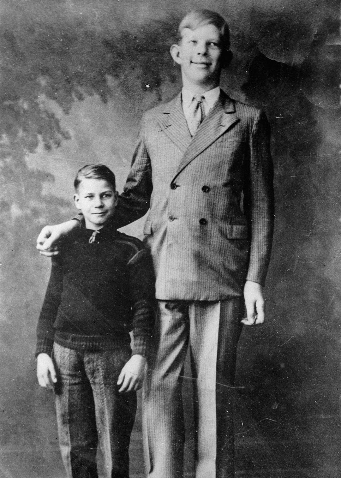 The Tallest Man in History: 18 Amazing Vintage Photographs Captured ...