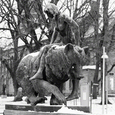 bensozia: Dyre Vaa, Kvitebjørn Kong Valemon