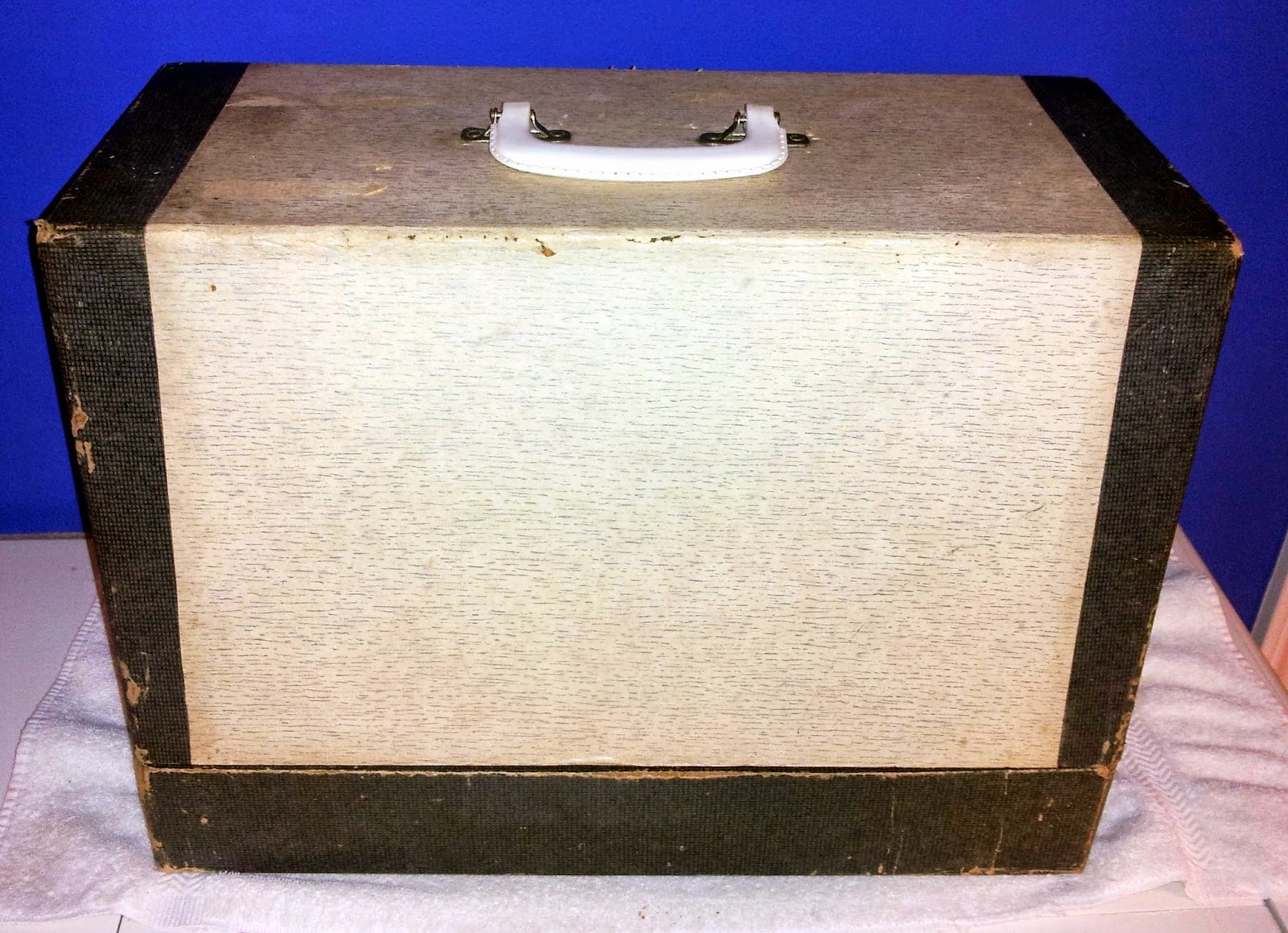 DragonPoodle Studio: Two Unusual Treadleable Singer Zigzaggers