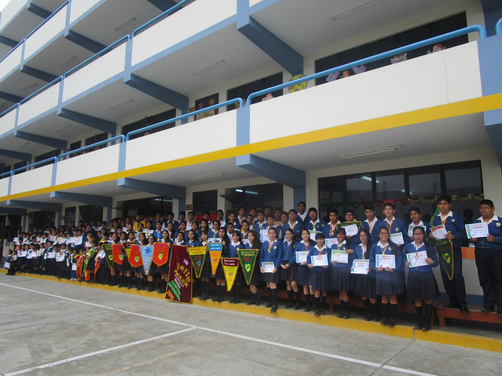 NOTICIAS DE BARRANCA: BARRANCA: COLEGIO SAN IGNACIO DE LOYOLA RECONOCIÓ Y PREMIO A MÁS DE 150 ...