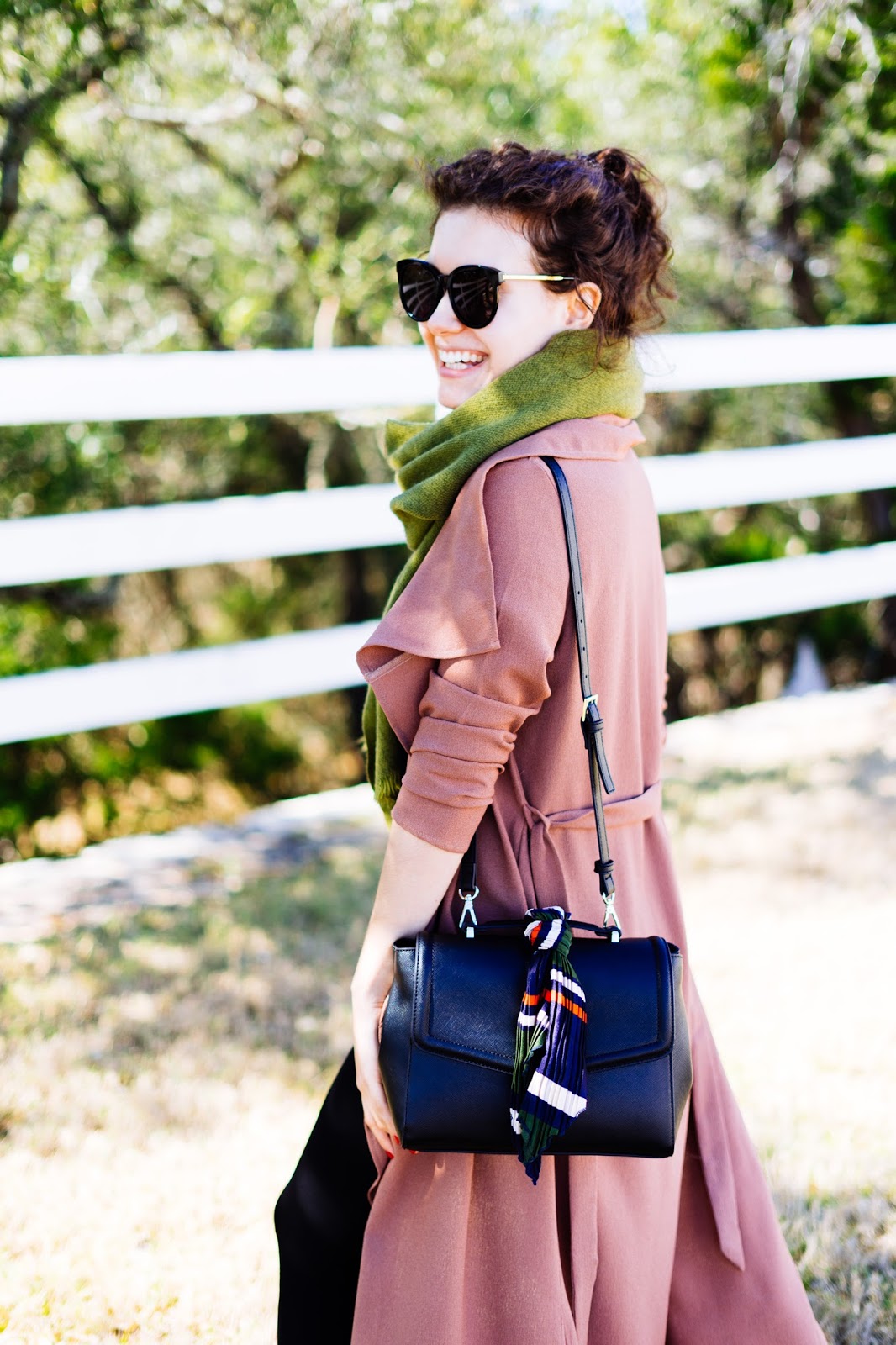 LOOK of the day - długi różowy płaszcz i oliwkowy szal | julia caban