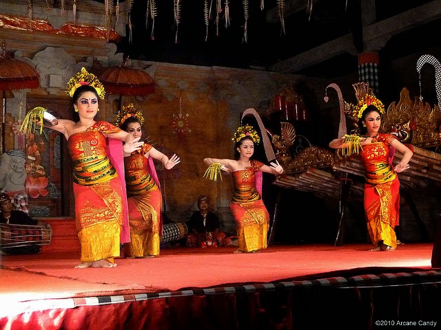 Bali Indonesia Holiday Travels: The Balinese Pendet & Panyembrama Dance