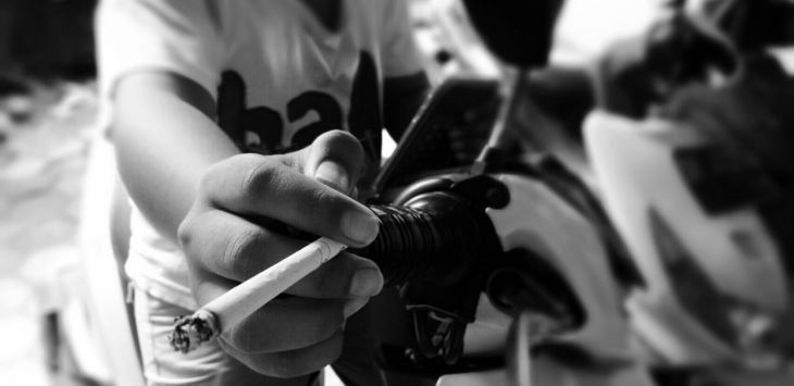 Waduh, Mengendarai Motor Sambil Merokok Bisa Didenda 750 Ribu