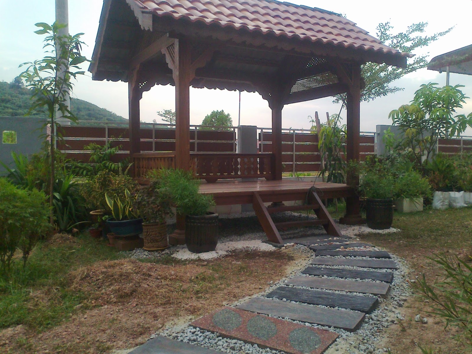 LAMAN DEPAN dan DAPURKU: Gazebo aka wakaf atau pondok.....