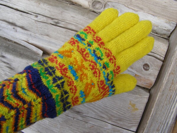 Yllep`s handicrafts: Muhu mustrite ainetel kootud sõrmikud.