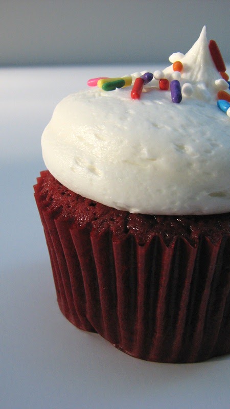 Heidi Bakes: Copycat recipe of Sprinkles Red Velvet Cupcakes