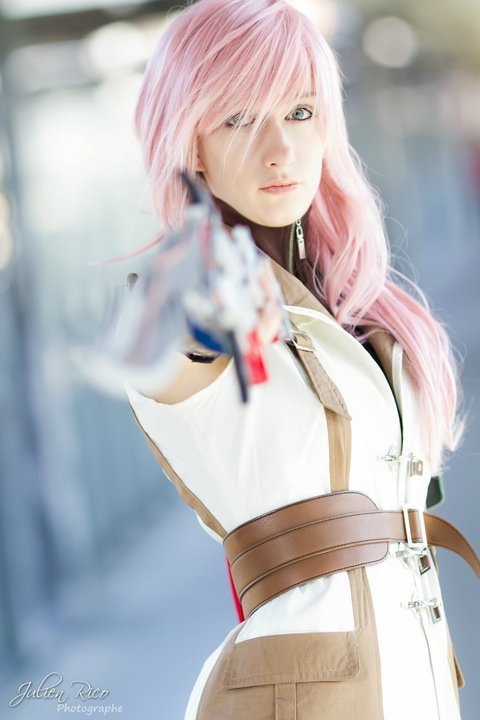 Final Fantasy Cosplay: Final Fantasy Lightning Cosplay Girl