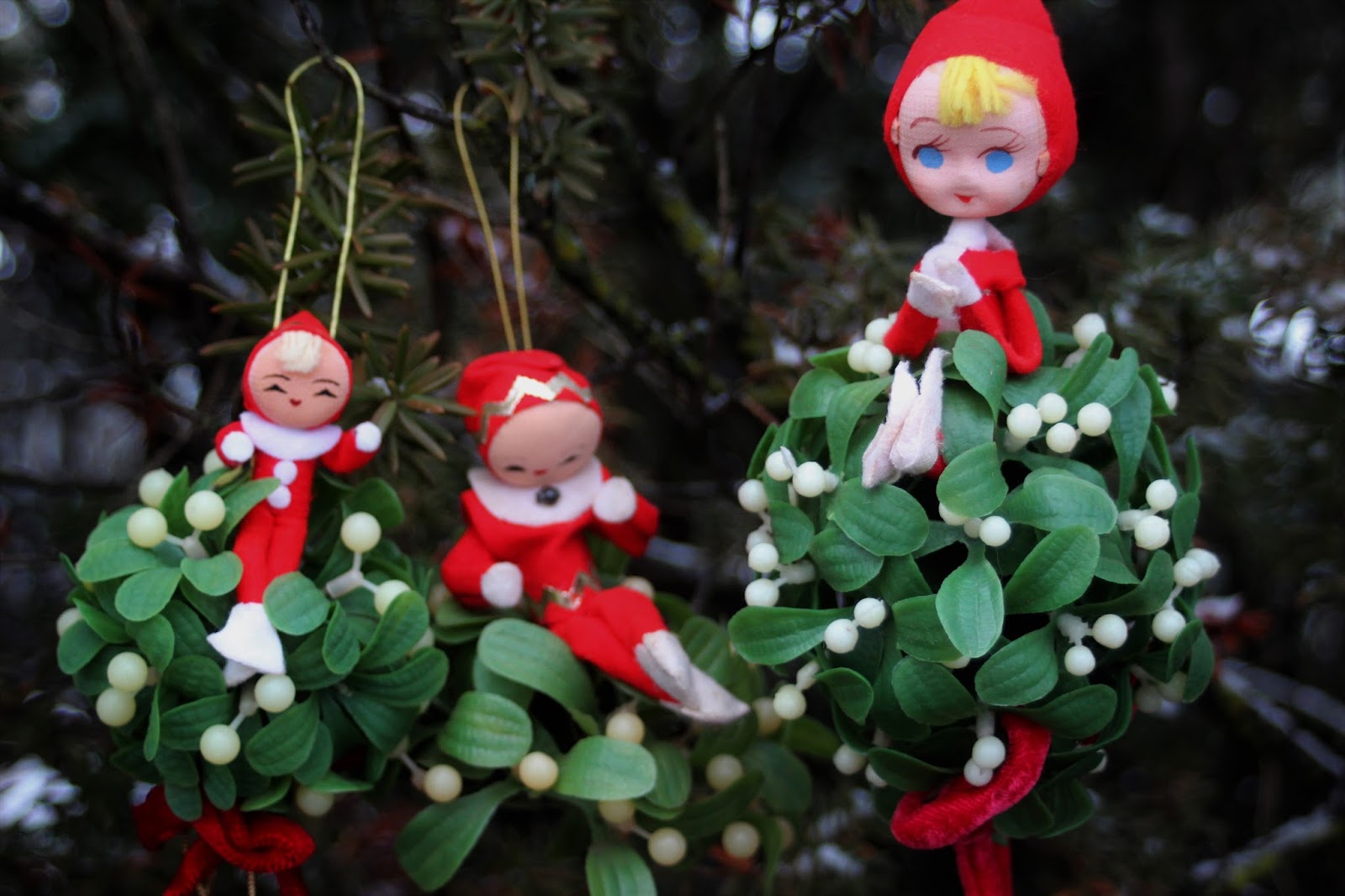 PLANET OF THE DOLLS: Doll-A-Day 2017 #362: Mistletoe Pose Dolls