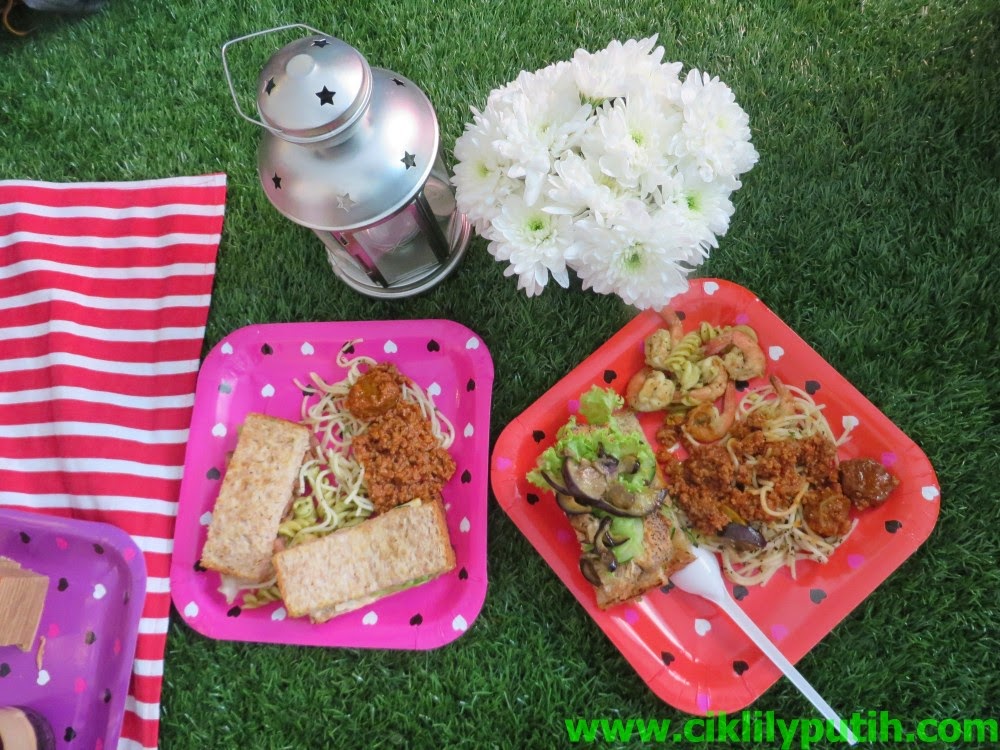 CikLilyPutih The Lifestyle Blogger: Indoor Picnic Di ‘The Picnic Table ...