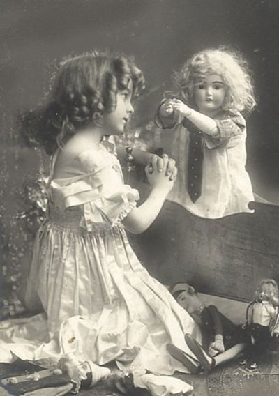 13 Vintage Photos of Little Girls Pose With Their Look-A-Like Dolls ...