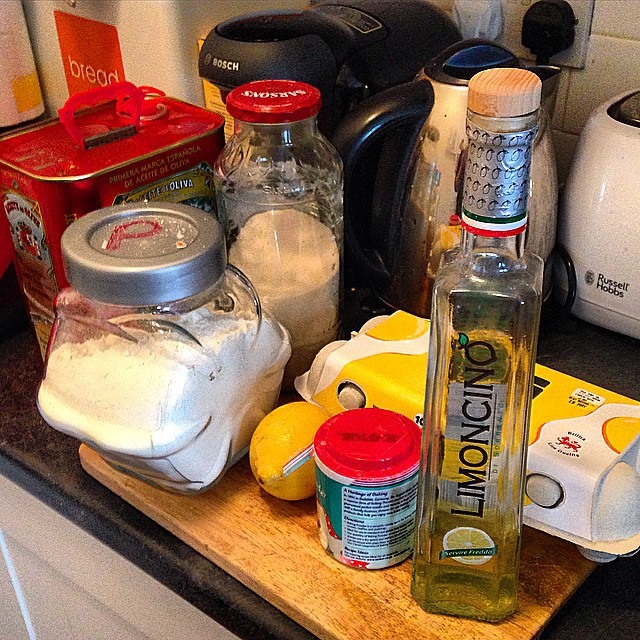 MATTYB BAKES: DINKY RASPBERRY AND LIMONCELLO CAKES