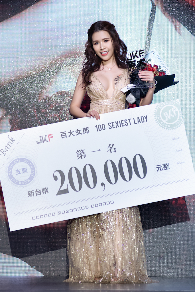 500位JKF女郎鬥豔比美 甜心Q匠以110萬高票奪下JKF百大女郎 - WoWoNews