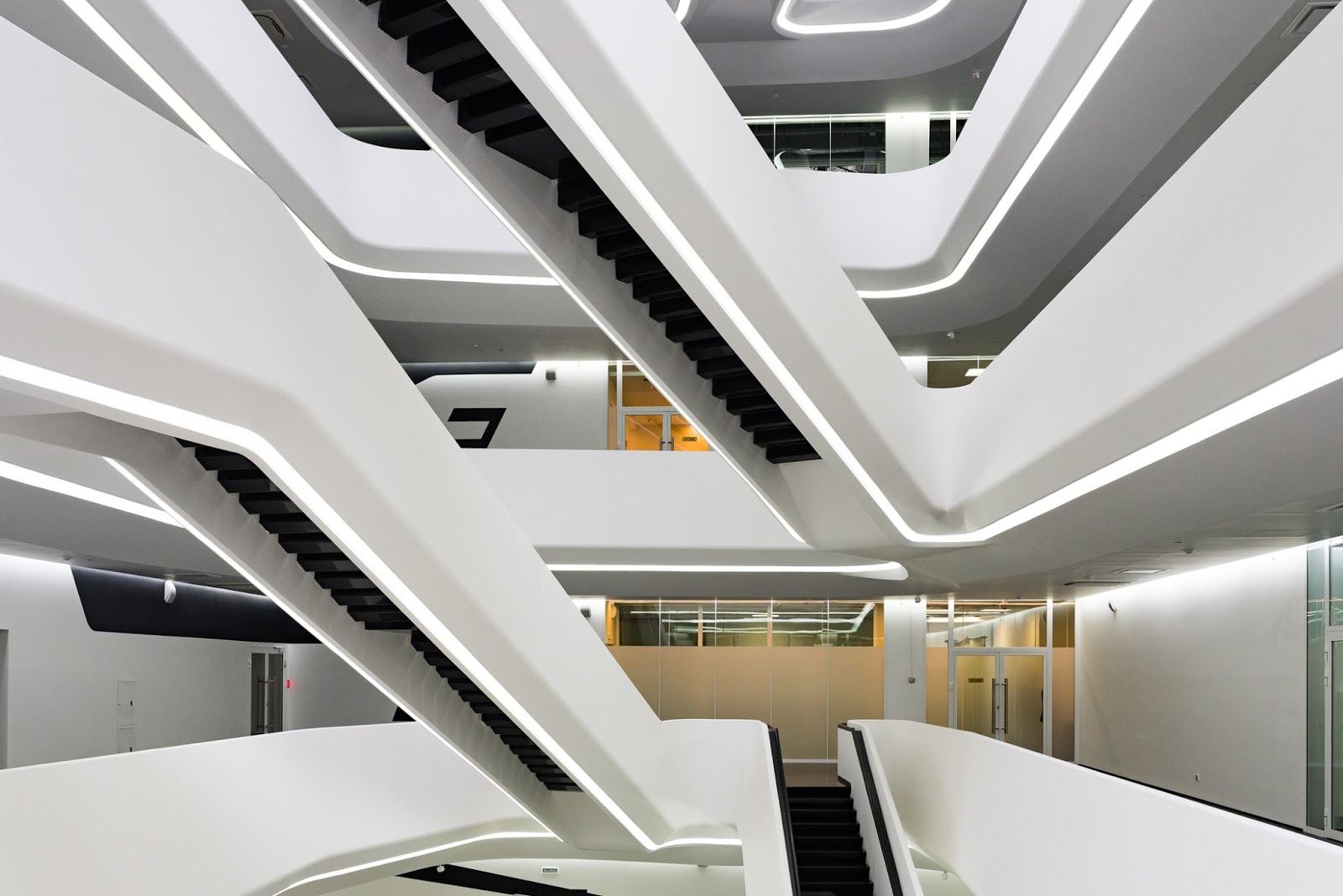 Faça um passeio virtual pelo Dominion Office Building de Zaha Hadid ...