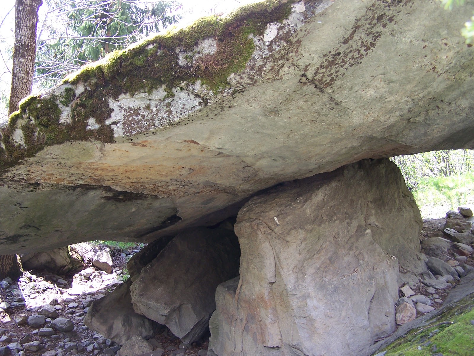 Instants Mauriennais: dolmen et pierres à cupules au Thyl
