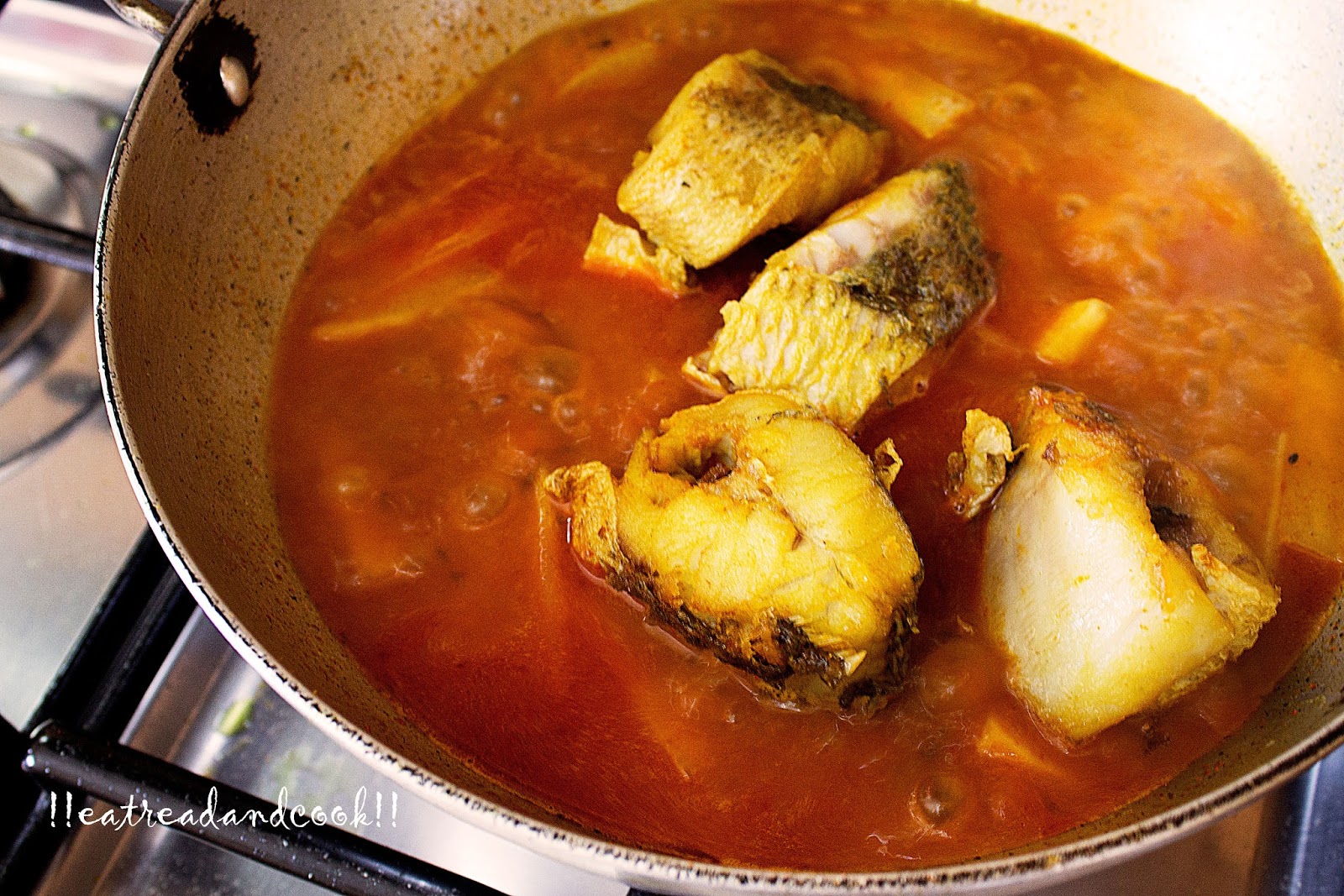 Mulo Diye Macher Jhol / Bengali Fish Curry with Radish
