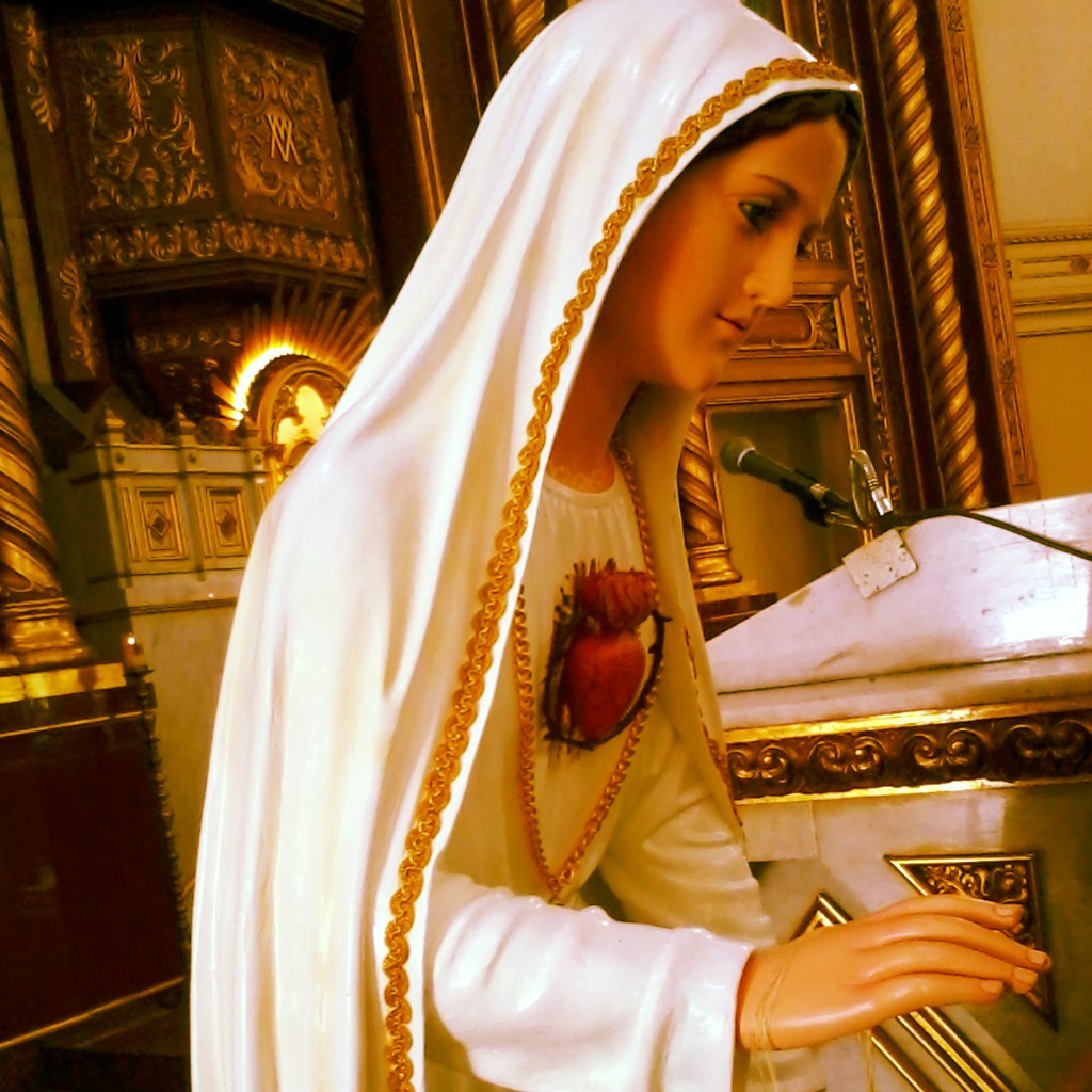 Magtiwala at maghintay: Bayang sumisinta kay Maria.