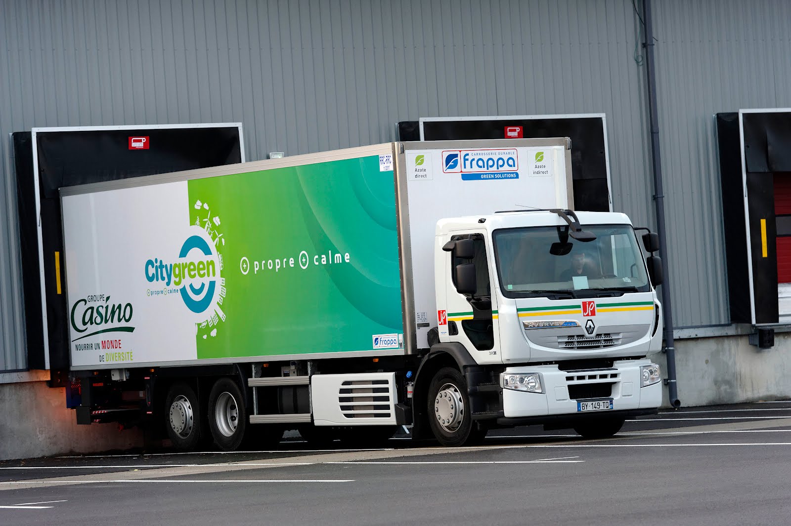 Renault Trucks first 26 tonne hybrid enters UK service | Electric ...