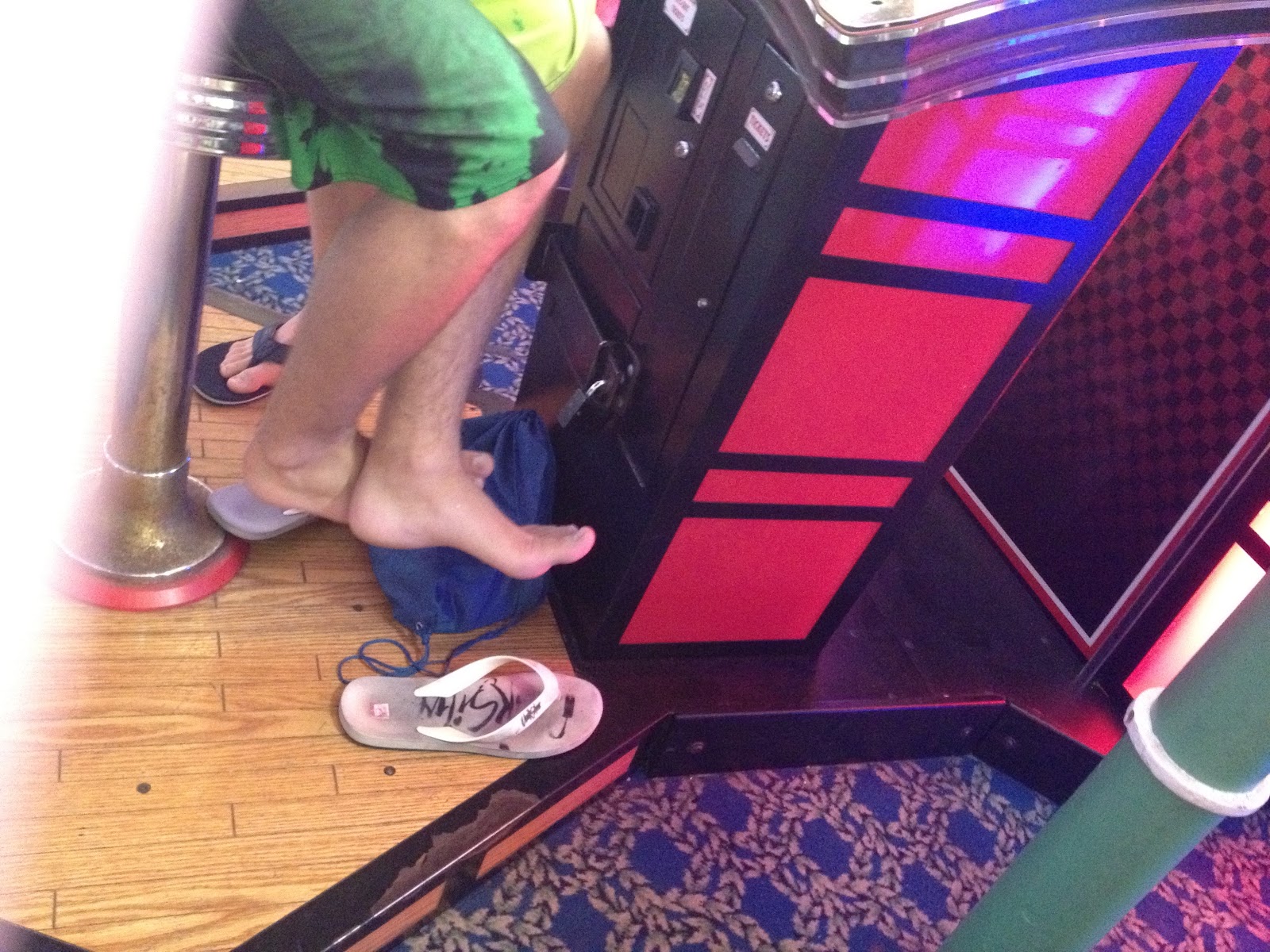 Candid Guys Feet: Guy barefoot in amusement arcade