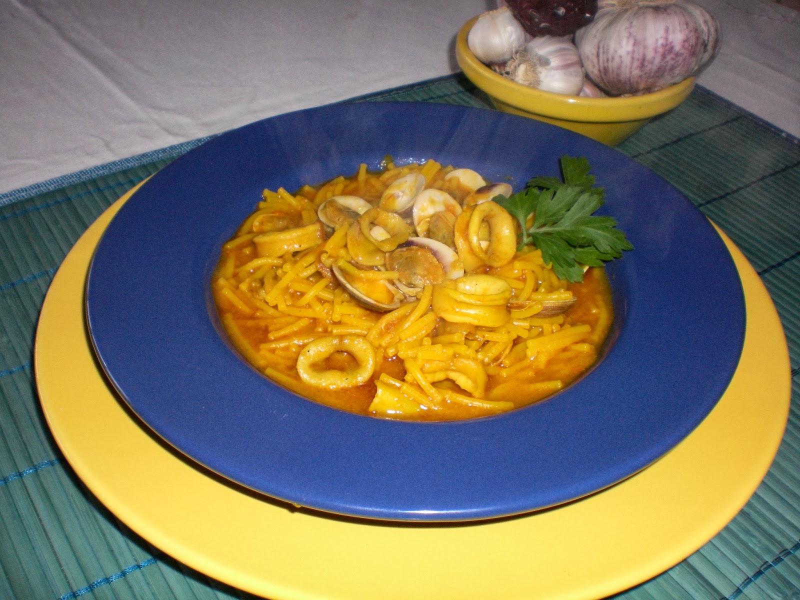 CAZUELA DE FIDEOS, ALMEJAS Y CALAMARES