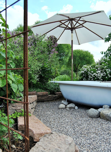 HANNAS: Badkar i trädgården ~ Utespa