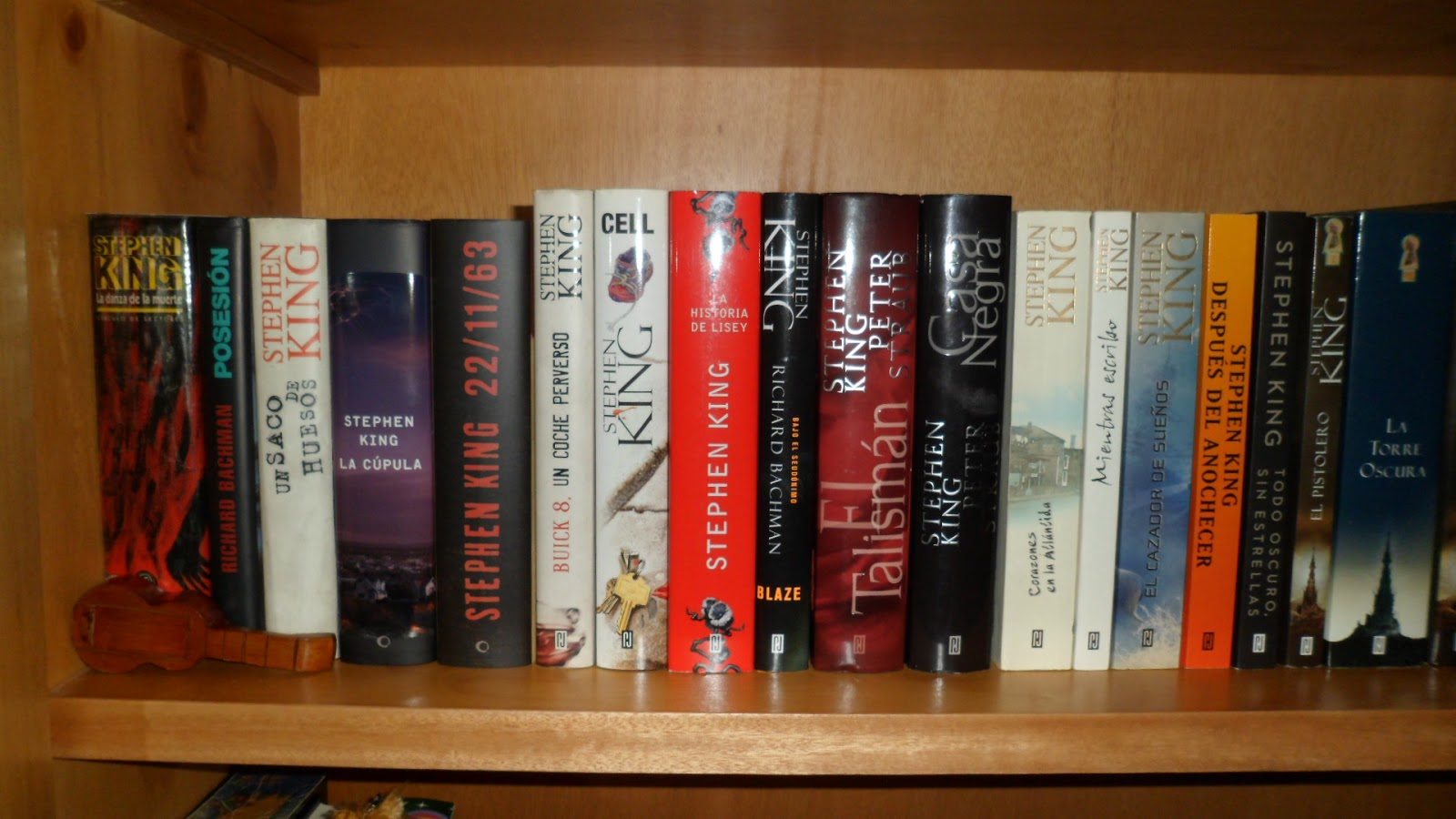 Habitando entre Libros: 5 Formas de Organizar tus Libros en los Estantes