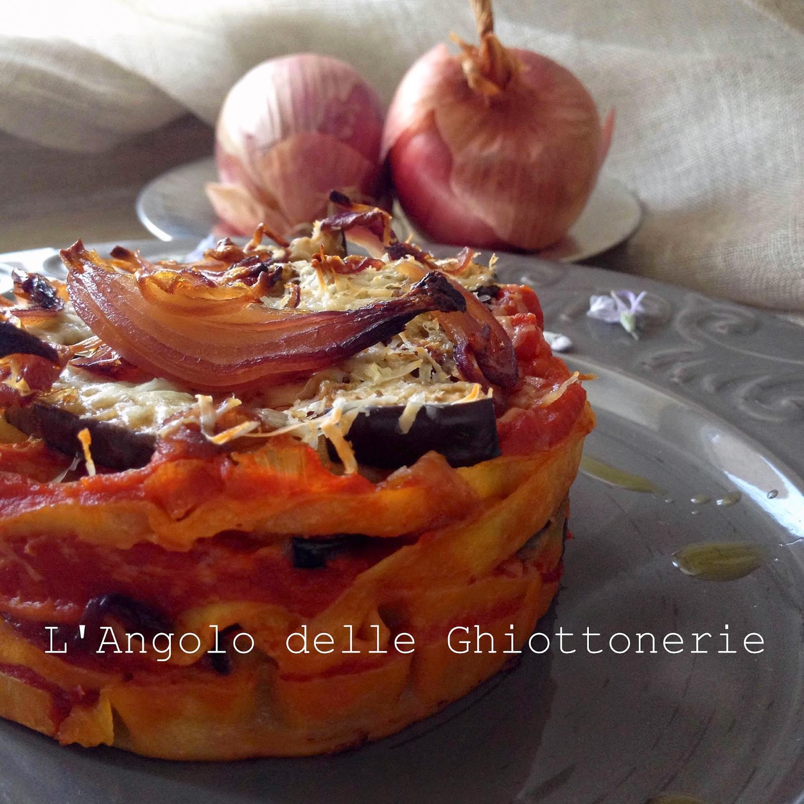 Lasagne alla calabrese con 'nduja, cipolla rossa di Tropea, melanzana e ...