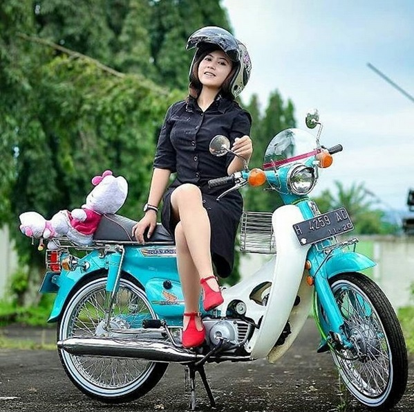 KUMPULAN FOTO MODEL INDONESIA: MODEL MOTOR KIMCIL, POSE MENANTANG BANGET