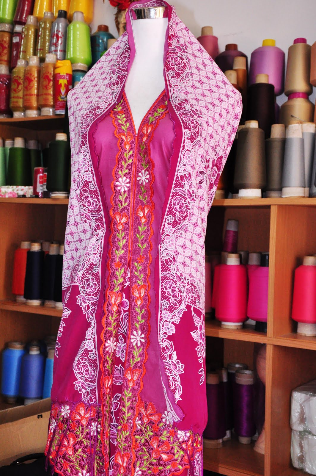 Batik Perlis On9: Baju Kebaya Nyonya Style Bersulam (Ready Made)