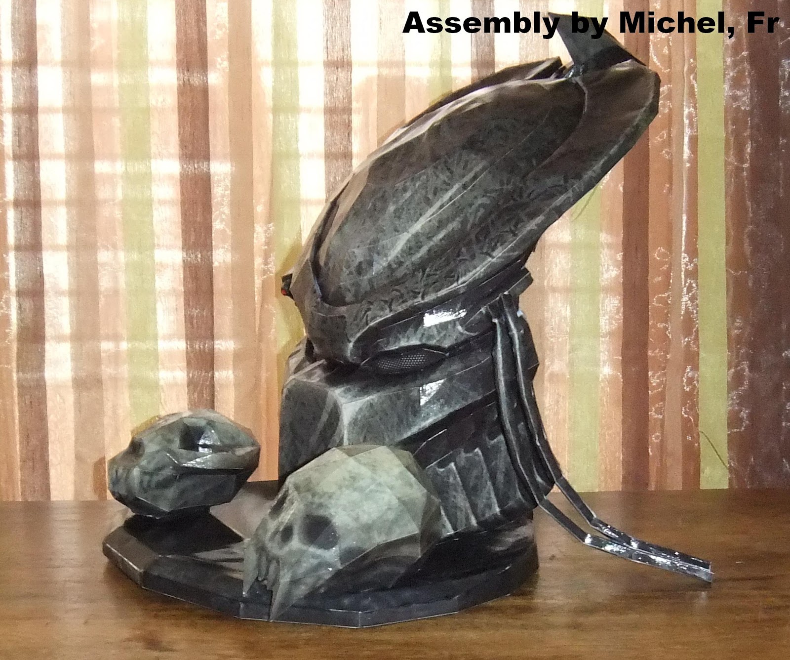 Noturno Sukhoi: Predator Bio Mask_papercraft por Michel