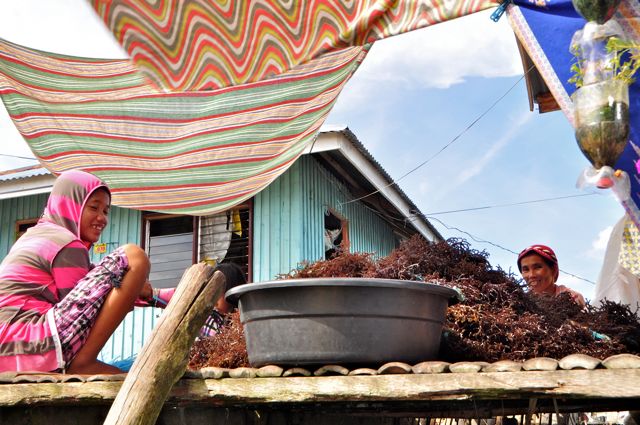 In Pinay's footsteps: THE ROAD TO LAYAG-LAYAG YELLOW BOAT VILLAGE