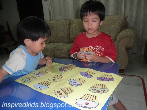 inspiredkids: 31.1.11: File folder games - Cupcake count