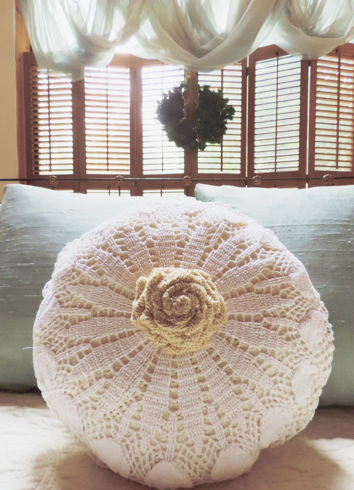 Beatrice Euphemie: Vintage Crocheted 'Doily' Pillows