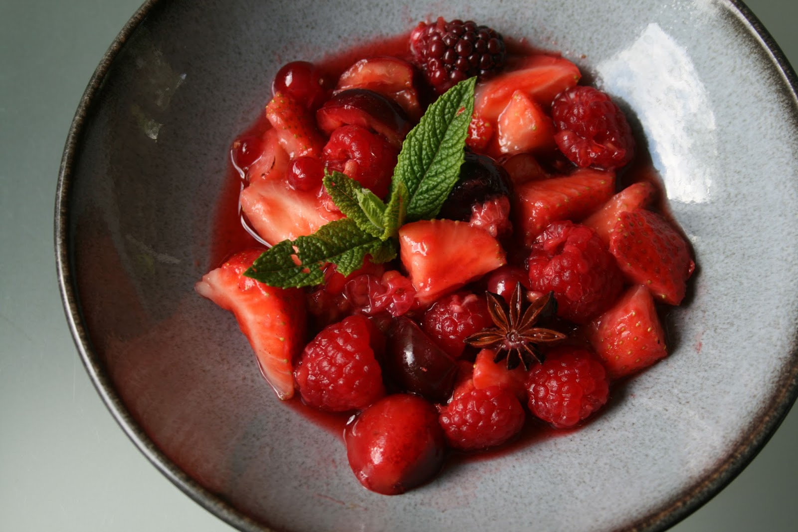 Wok van rood fruit met gember en steranijs - Hap en Tap