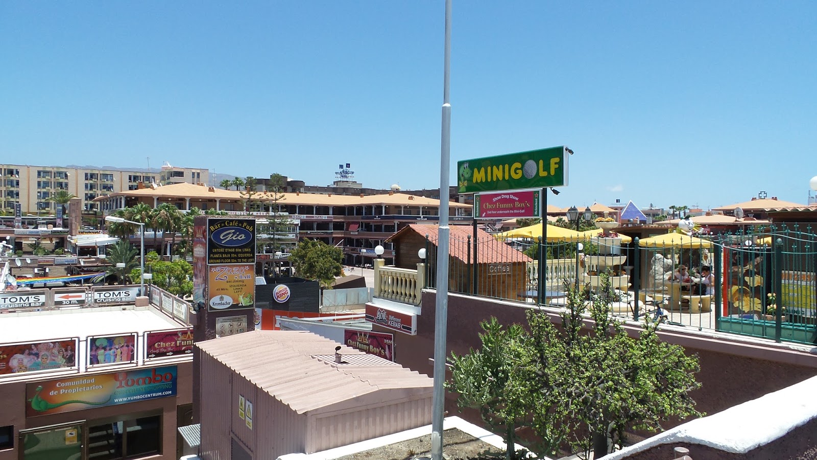 Für Rollstuhlfahrer gibt es seitlich des Shoppingcenters spezielle ...