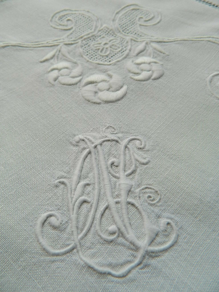 THE ANTIQUE LINEN CUPBOARD