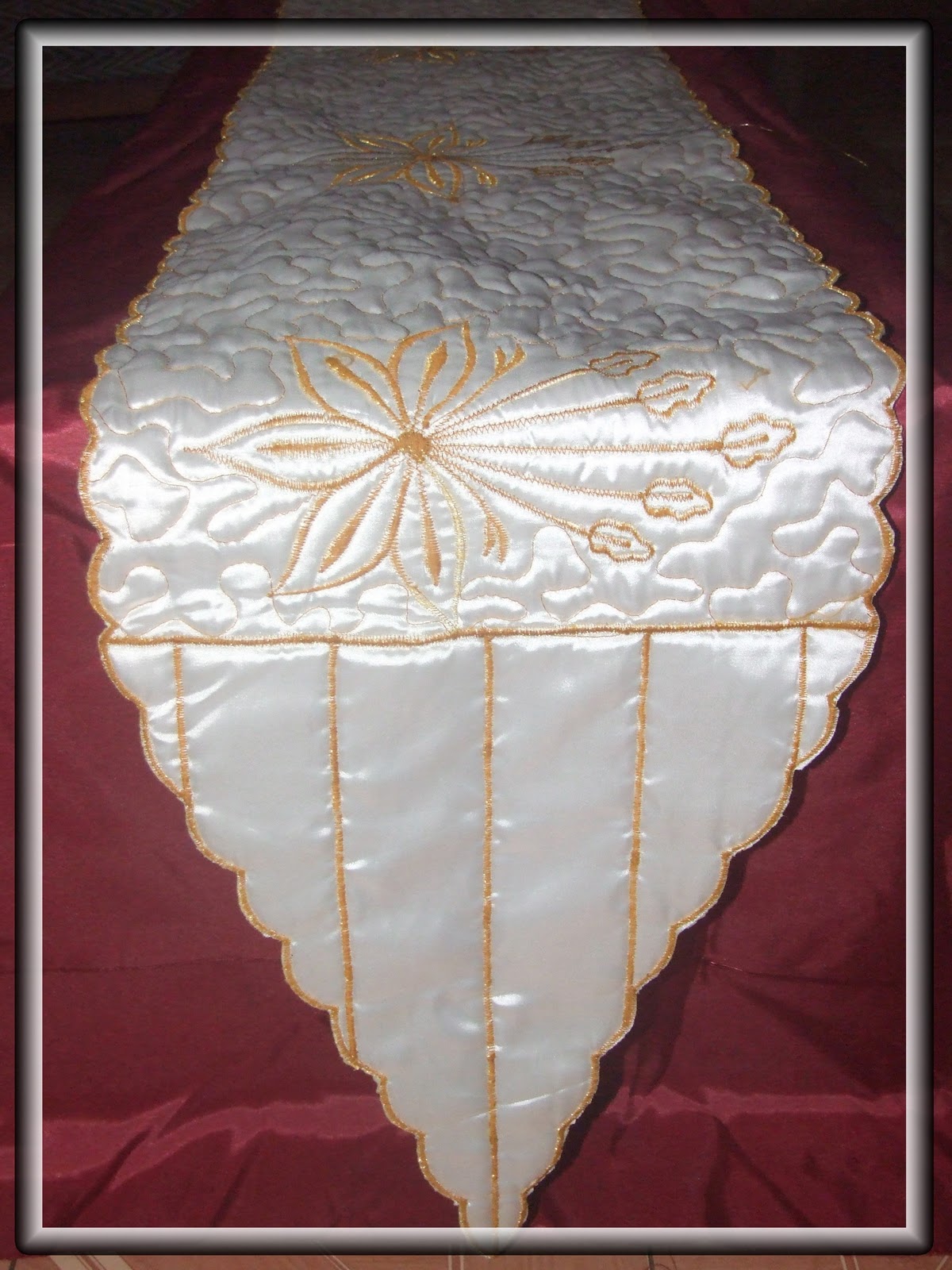 Anggrek Bordir: Runner Meja Bulat 2 Fungsi