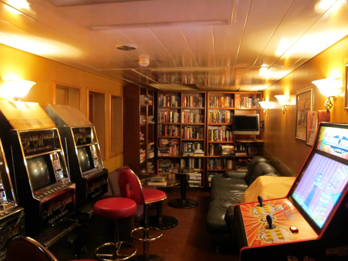 Reasons to Explore - a Travel Blog: Life on the Ship: Crew Bar