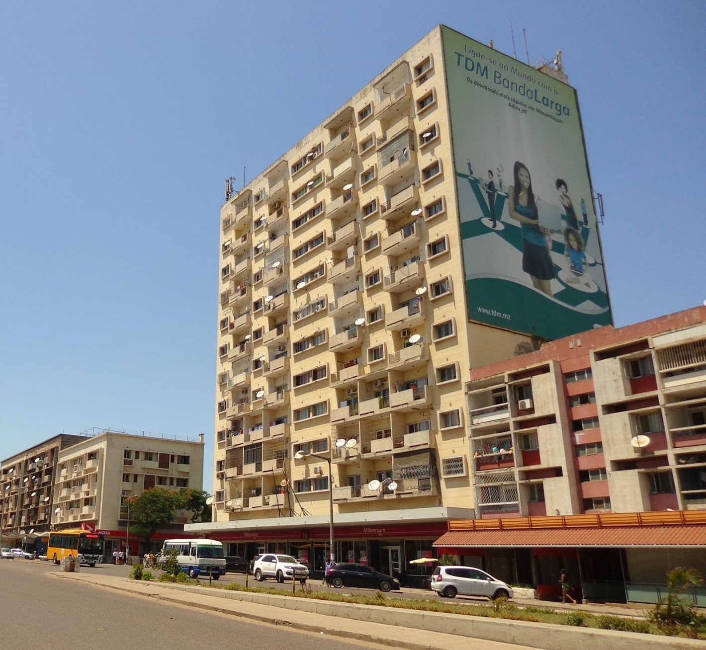 Prédio Lousãs e Carvalho (BNU) do Alto-Maé.