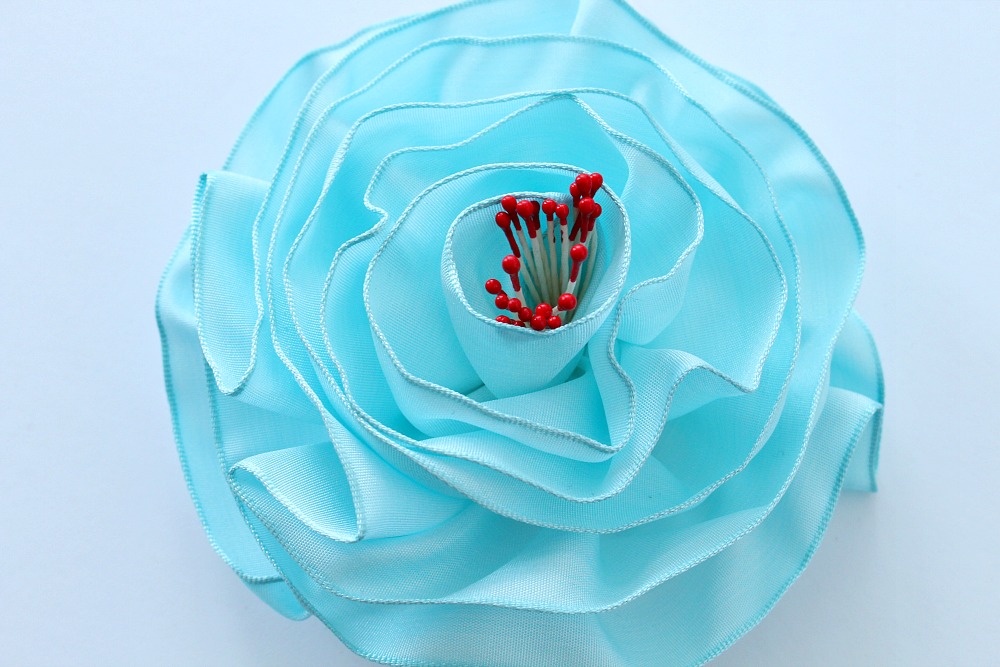 Easy DIY Ribbon Flowers (+Video Tutorial) | Dans le Lakehouse