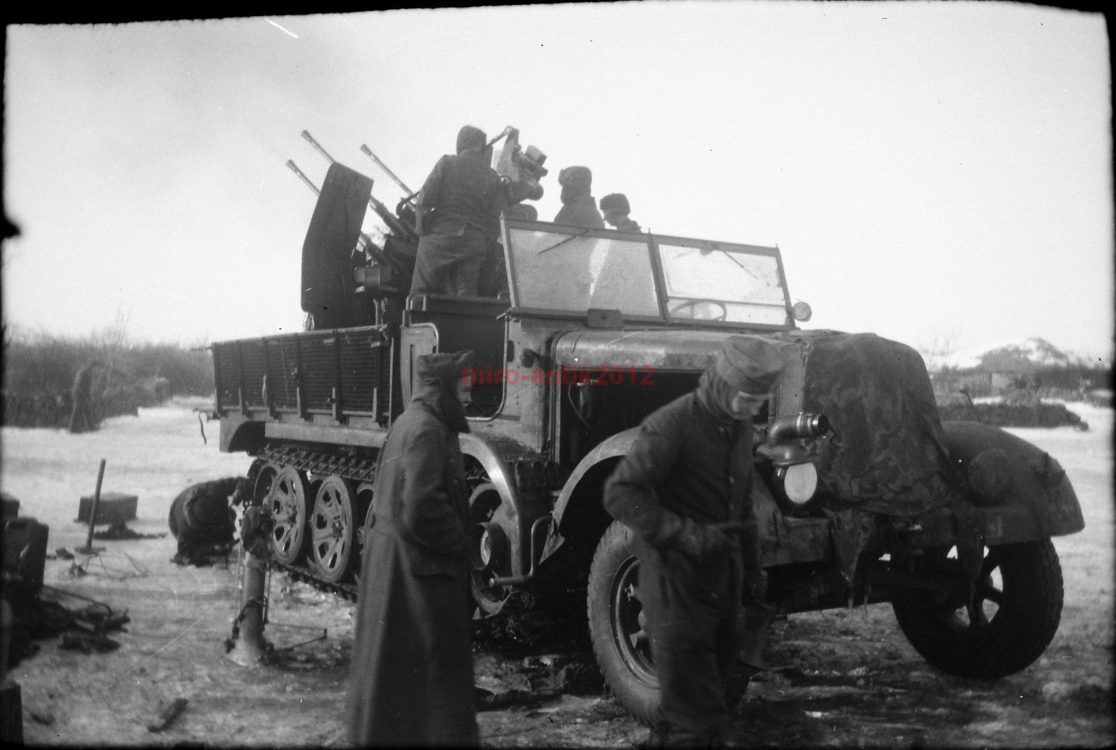 Snapshots from the Ostfront: Nashorn, Bergpanther, Tiger, Flak Vierling ...
