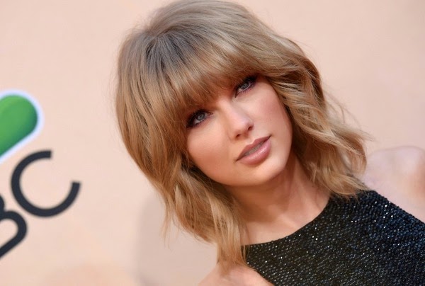 Hairstyle Photo: Hairstyle of Short cut with bangs - Taylor Swift
