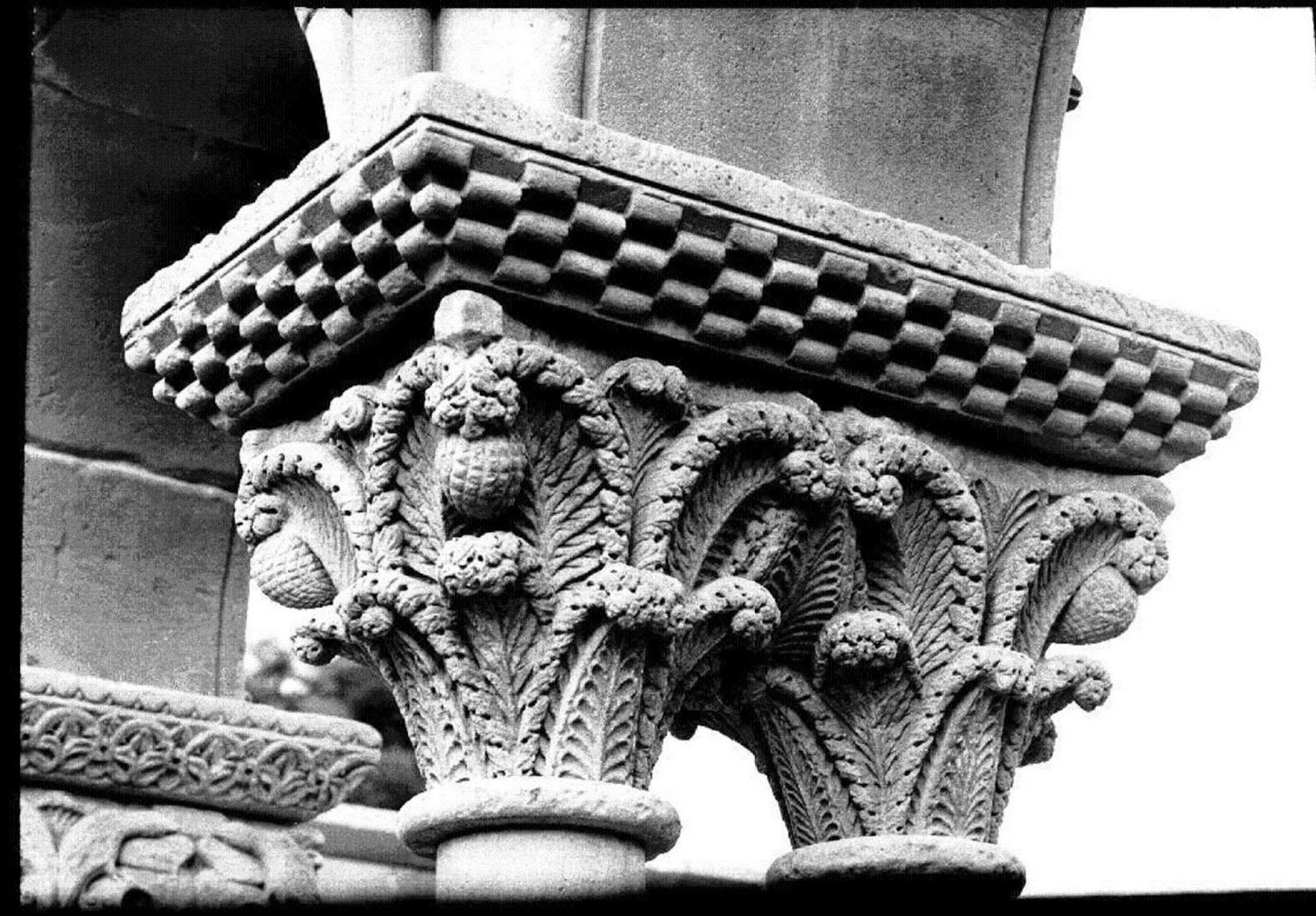 Capiteles romanicos Palamos: Capitel grifos asirios