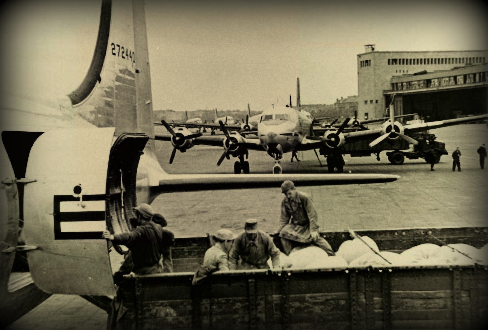 ΙΣΤΟΡΙΑ ΕΛΛΗΝΙΚΗ ΚΑΙ ΠΑΓΚΟΣΜΙΑ : ΒΕΡΟΛΙΝΟ 1945 - Η ΠΤΩΣΗ ΤΗΣ ΧΙΤΛΕΡΙΚΗΣ ...