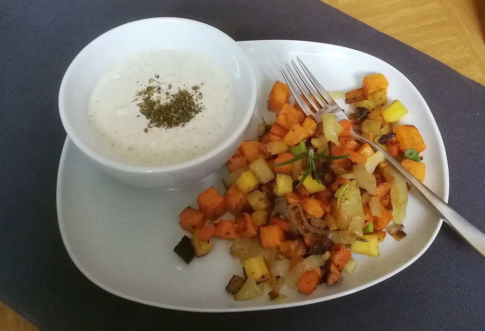 Barbaras Spielwiese: Gemischtes Pfannengemüse mit Feta-Joghurt-Zatar-Dip