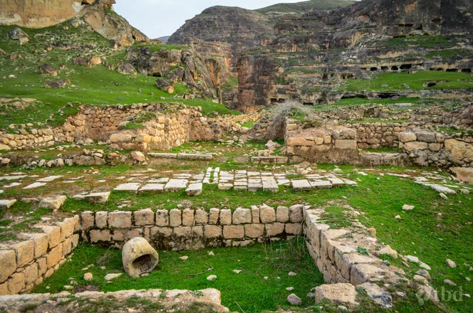 The Cave Settlements of Hasankeyf - Turkey - Traveling by default.
