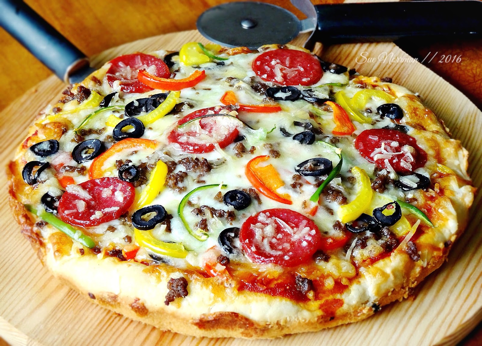 PIZZA DAGING DAN SALAMI YANG LEMBUT ~ Swesia's Journey
