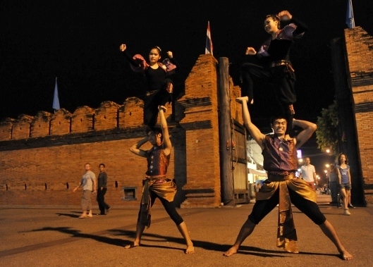 crazy little thing called blog: Thai Street Performance in Chiang Mai