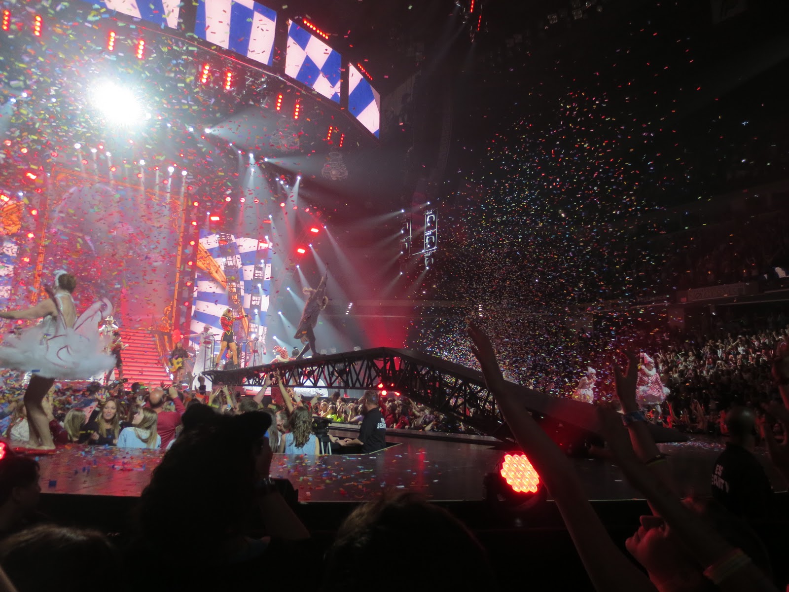 Overlap: TAYLOR SWIFT RED CONCERT